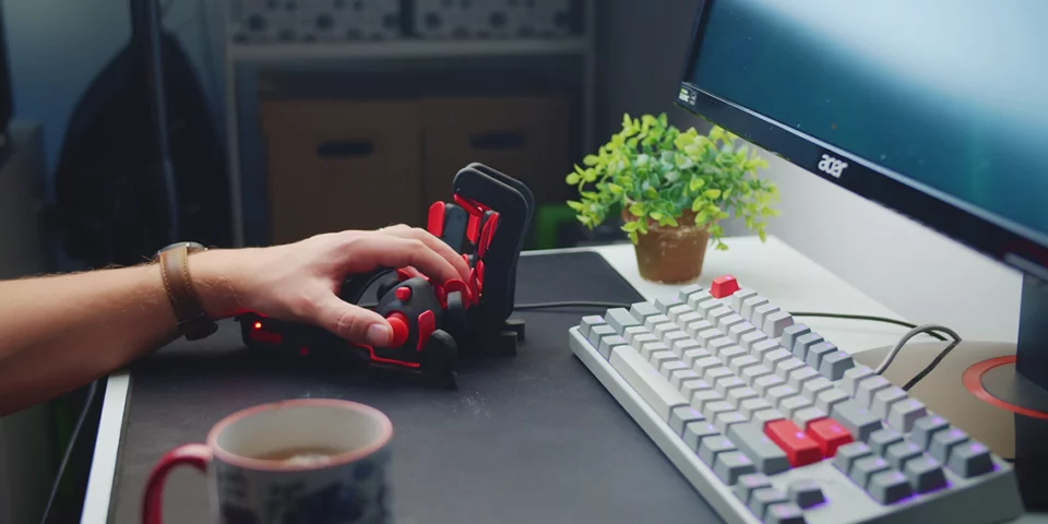 This Gaming Keypad Is Just CRAZY! - Hardware Canucks